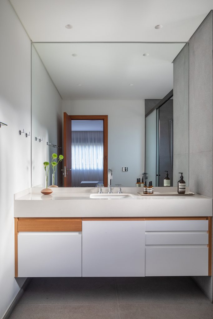 21 banheiros clean para quem ama limpeza e sofisticação - Revestindo a Casa